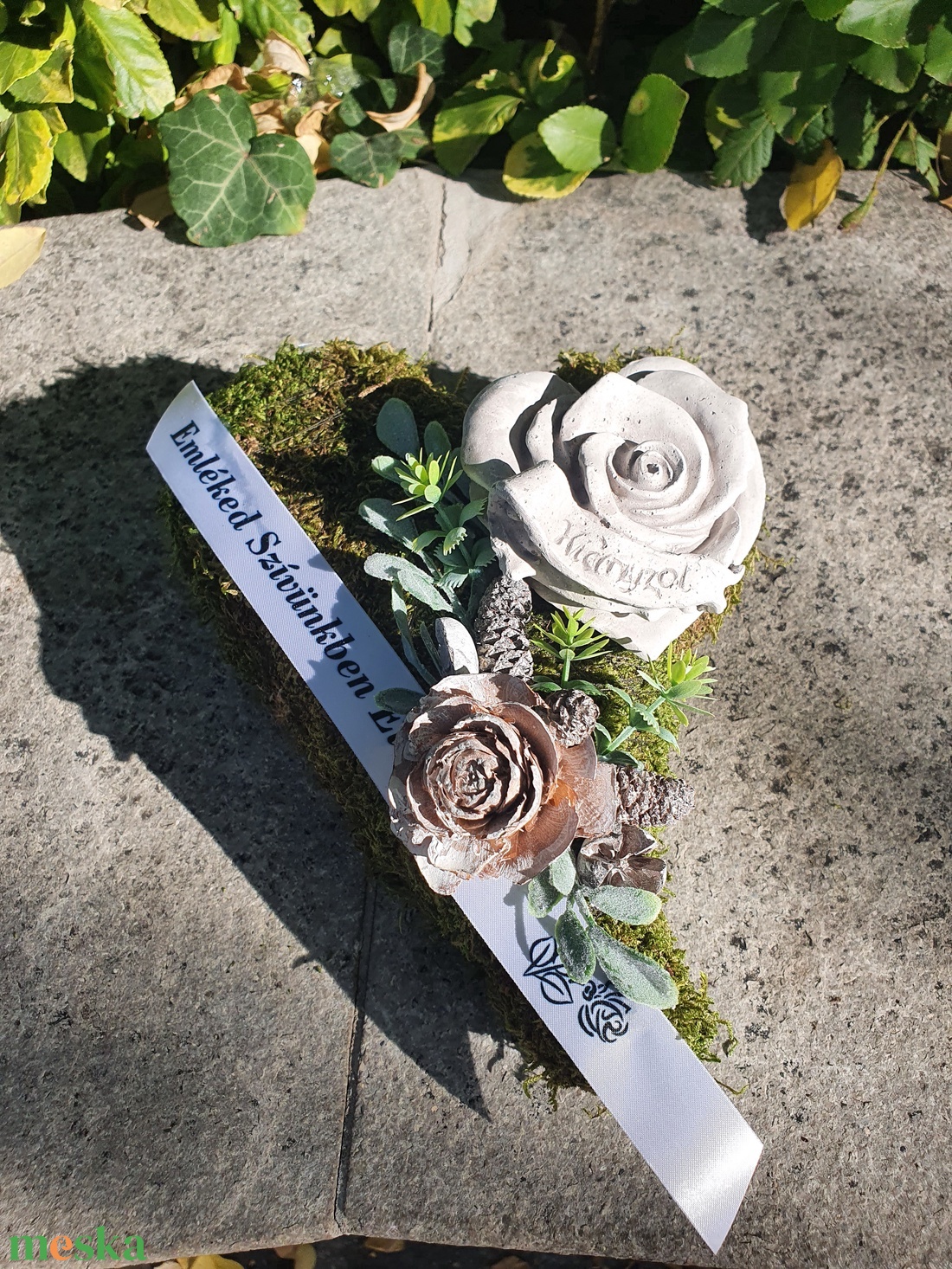 Szív alapú moha sírdísz gipsz szívrózsával- Meska.hu