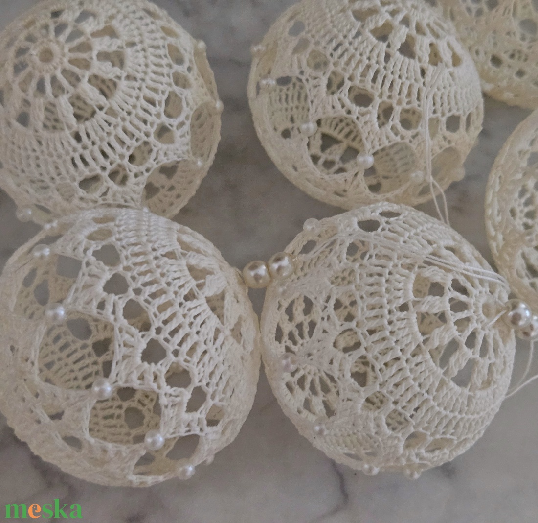 Karácsonyi horgolt csipke gömb gyöngyökkel (krém)- Meska.hu
