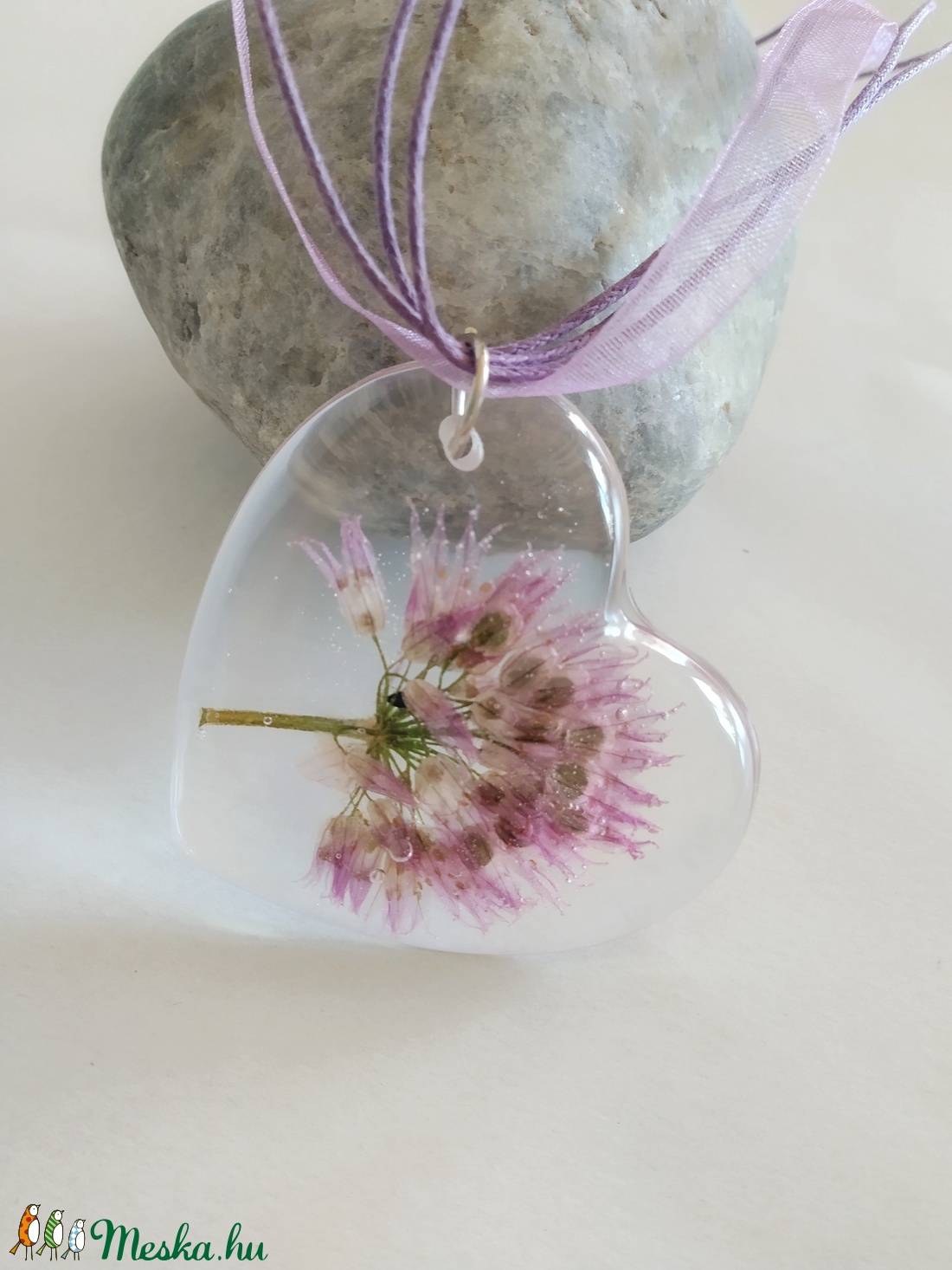 Pázsitfű virágos műgyanta nyaklánc szív medállal - valódi préselt ...