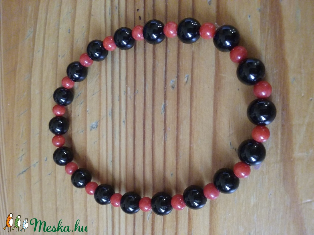Katica bogár - fekete ónix és piros korall karkötő- Meska.hu
