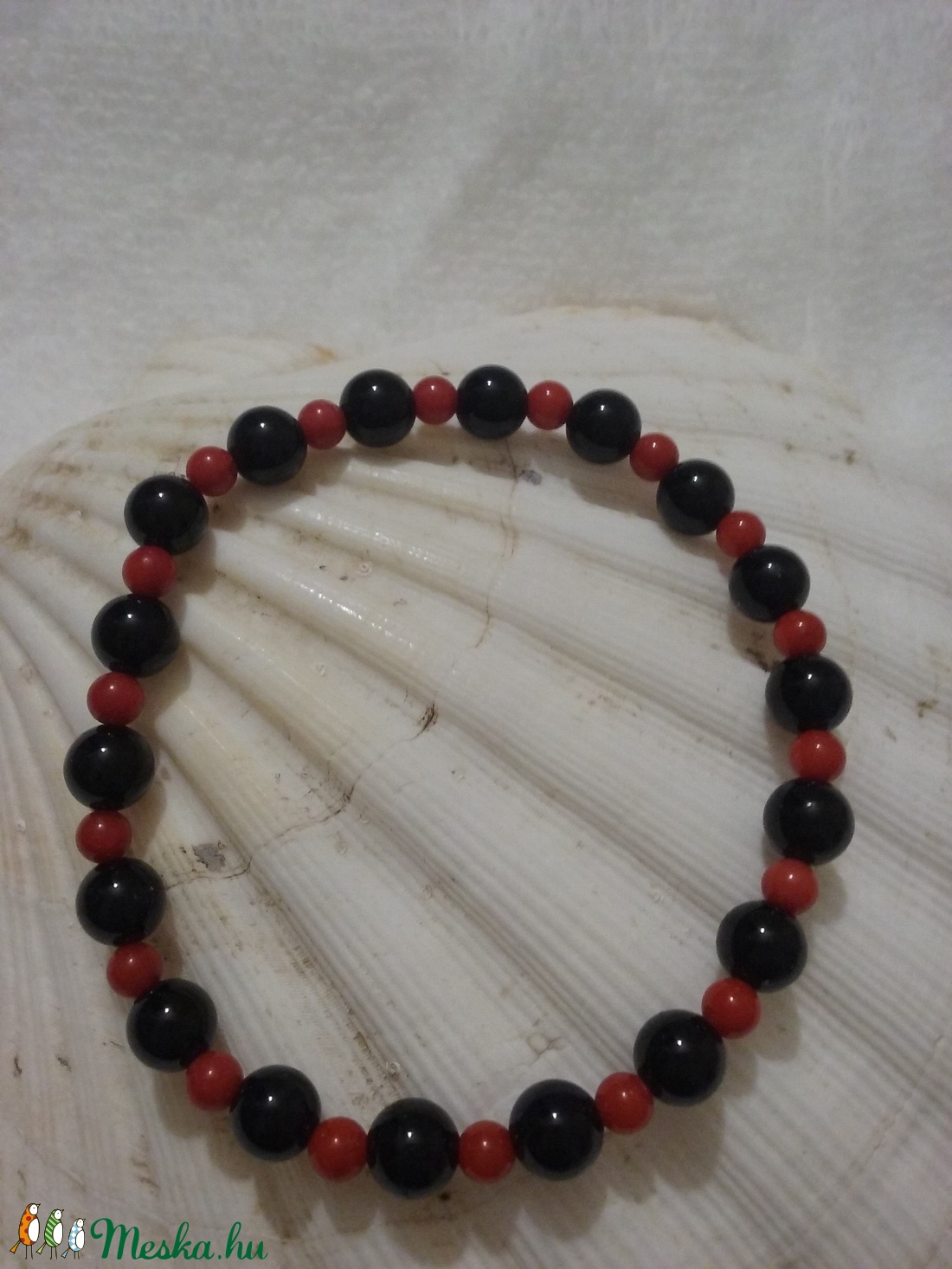 Katica bogár - fekete ónix és piros korall karkötő- Meska.hu