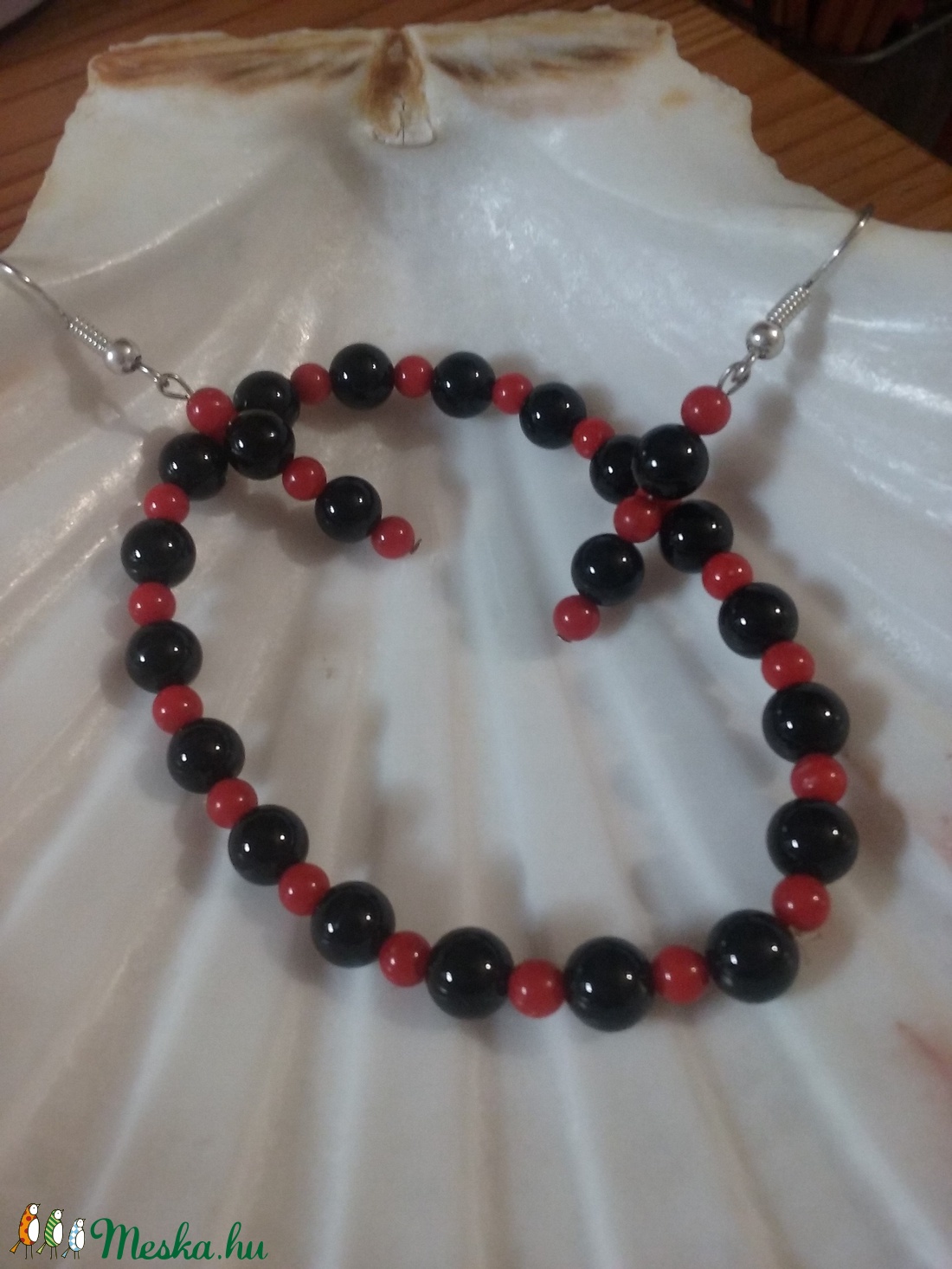 Katica bogár - fekete ónix és piros korall karkötő- Meska.hu
