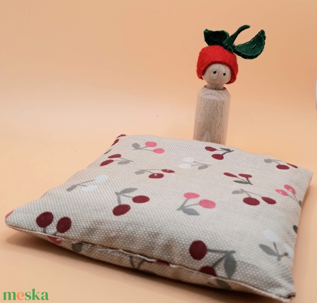 Meggymag párna -Gyógyító Manóval- Meska.hu