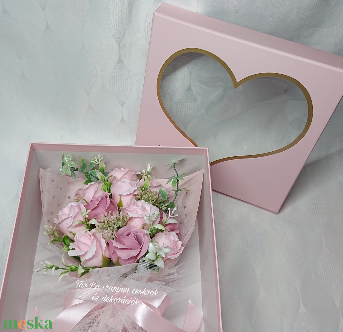 11 szálas szappanrózsa csokor díszdobozban- Meska.hu