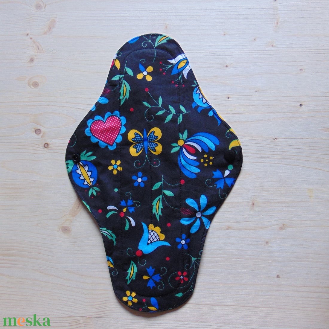 31 cm-es mosható női betét- maxi / fekete-színes virág mintás / mosható ...