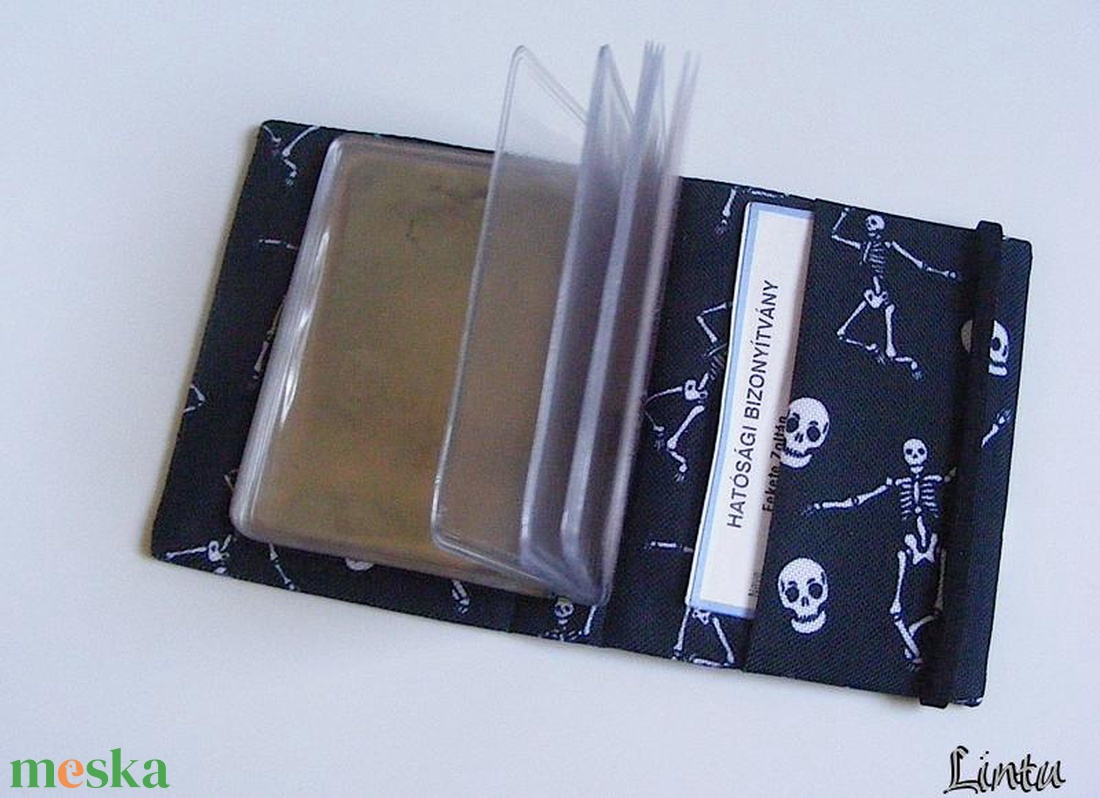 Csontvázak, vízhatlan anyagból készült igazolványtartó és/vagy ...