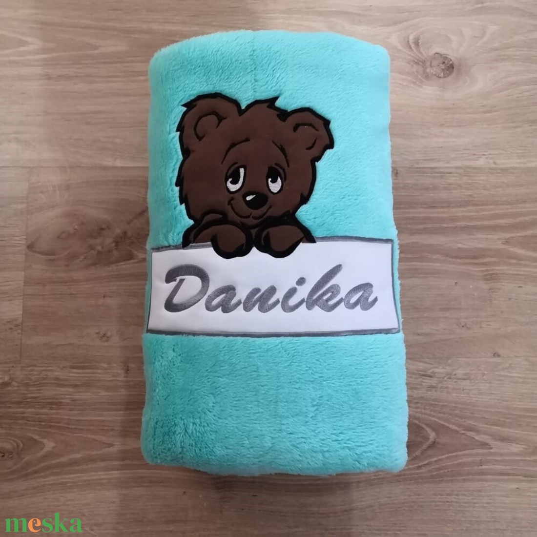 Macis névtáblás hímzett Bébi pléd/takaró - Wellsoft (Cosy Fleece)- Meska.hu