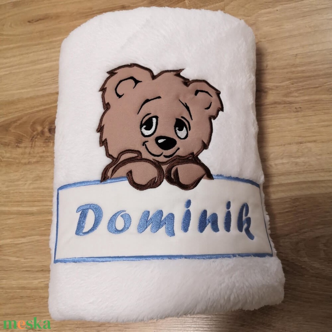 Macis névtáblás hímzett Bébi pléd/takaró - Wellsoft (Cosy Fleece)- Meska.hu