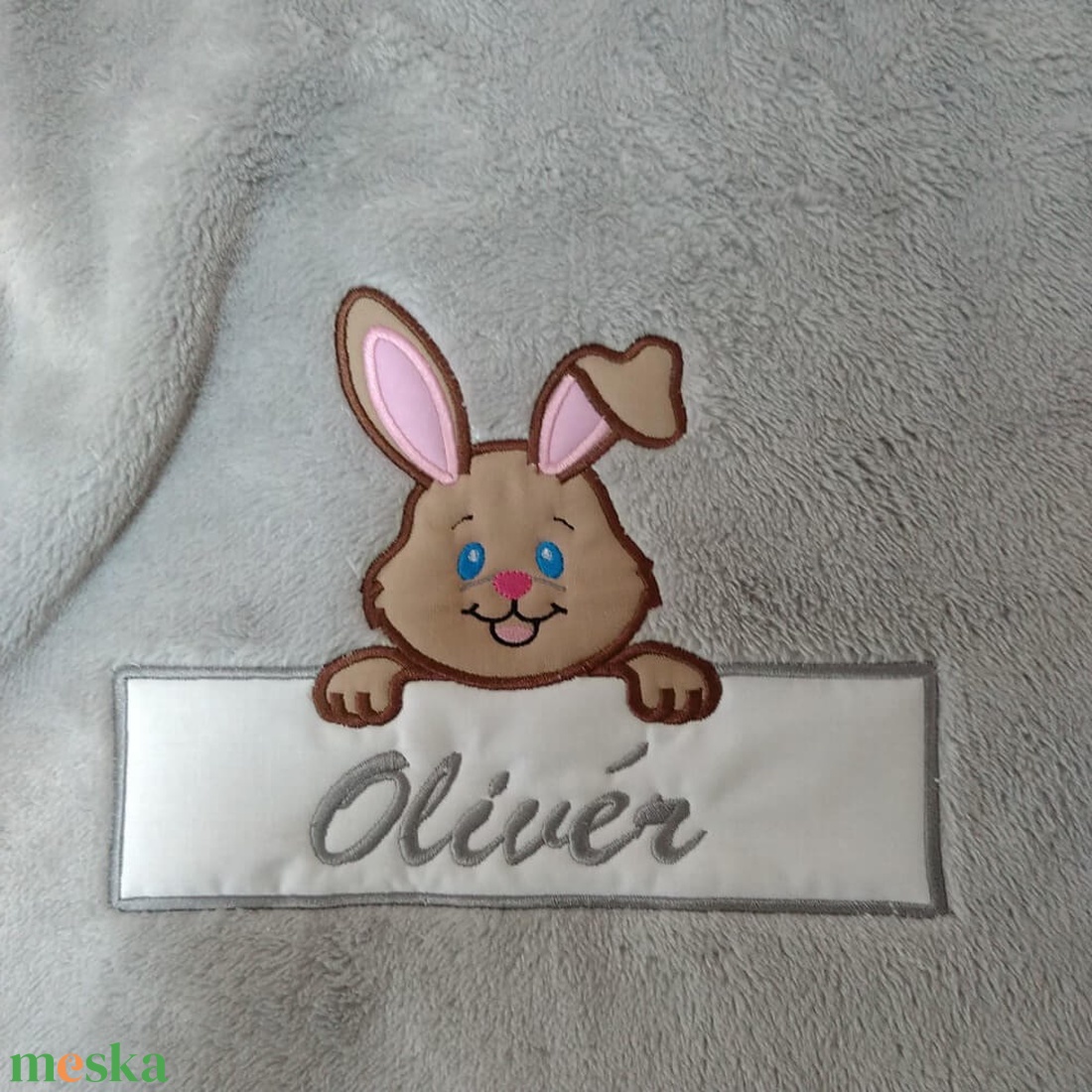 Nyuszis névtáblás hímzett Bébi pléd/takaró - Wellsoft (Cosy Fleece ...