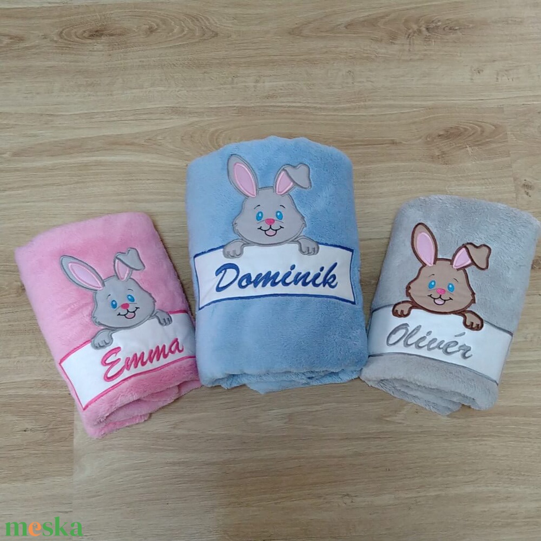 Nyuszis névtáblás hímzett Bébi pléd/takaró - Wellsoft (Cosy Fleece ...