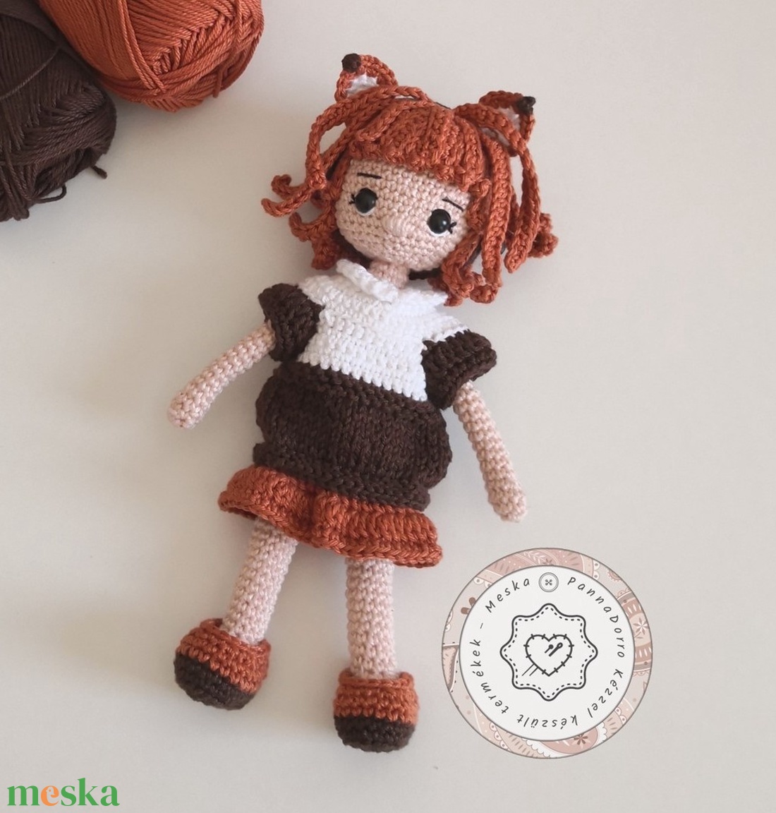 Horgolt amigurumi baba, manga figura, levehető ruhával, fejpánttal ...