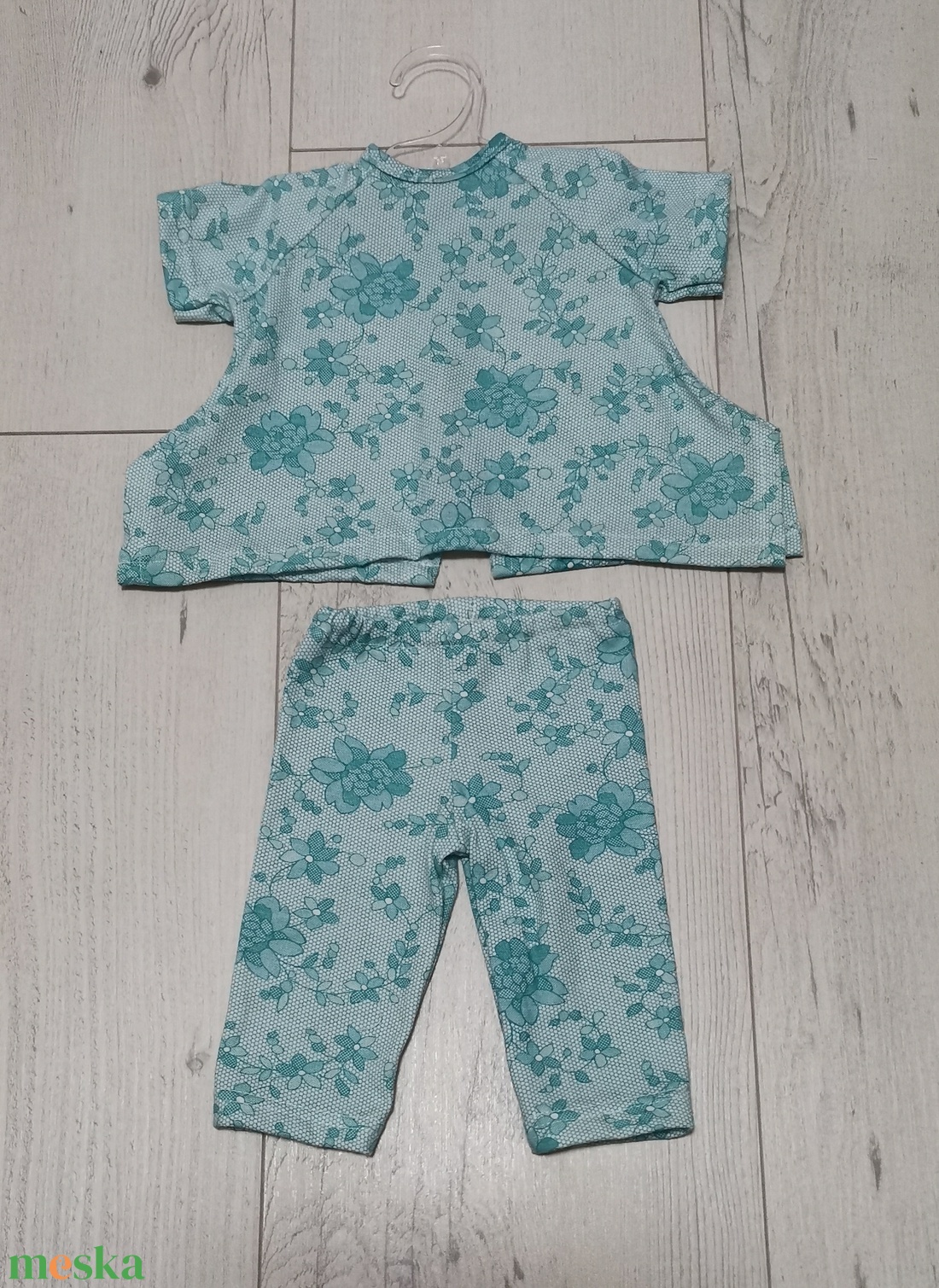 40-45 cm-es és 43-46 cm-es játékbaba ruha, kétrészes ( türkiz , virágos ...