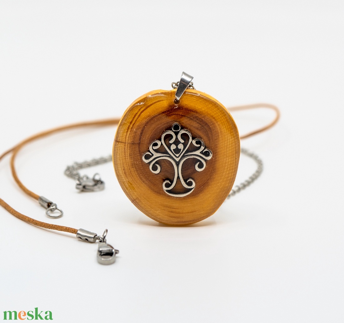 Magyar életfa- újrahasznosított hulladék tiszafa medálon- Meska.hu