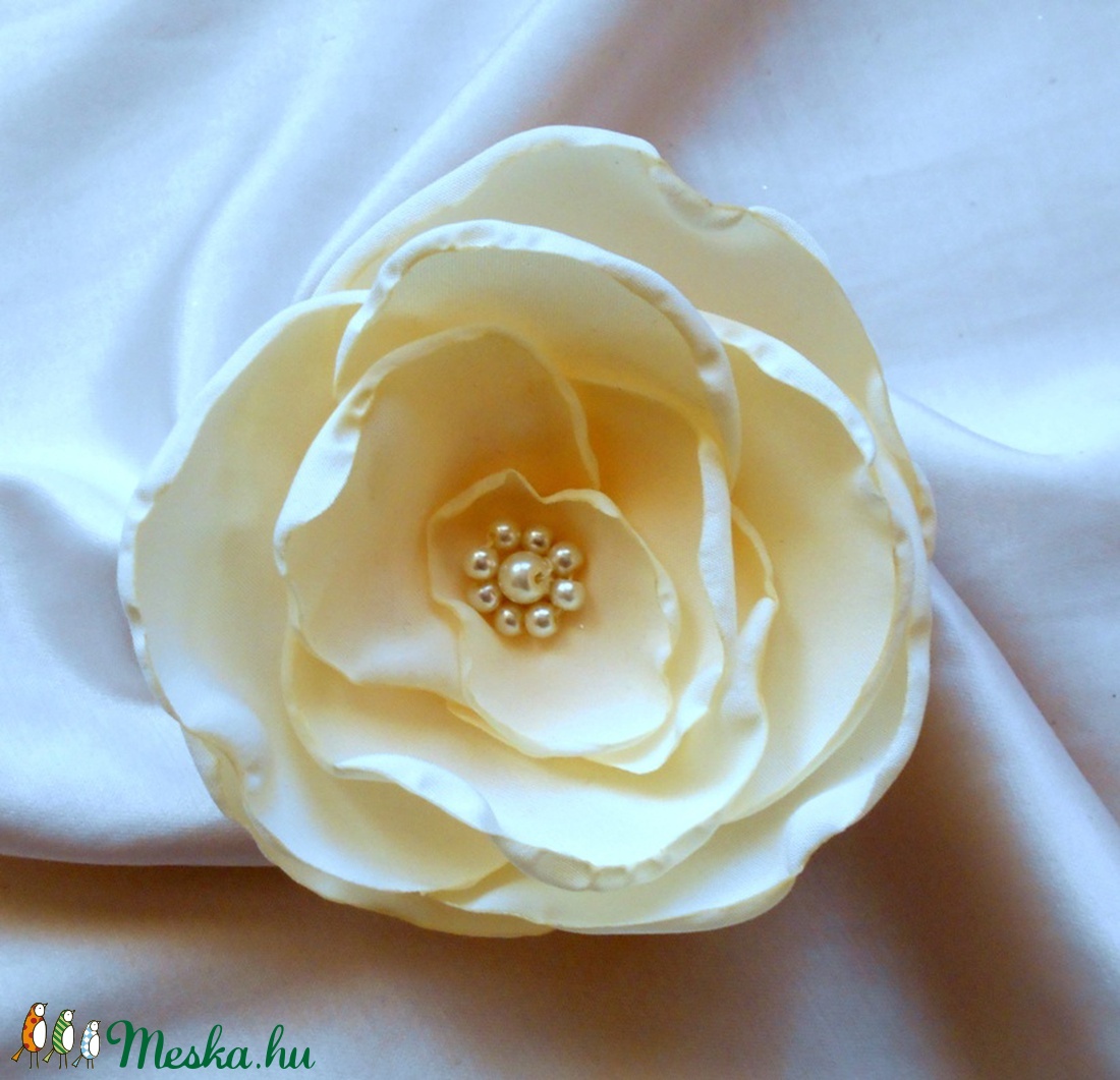 Selyemvirág kitűző (tört fehér)- Meska.hu