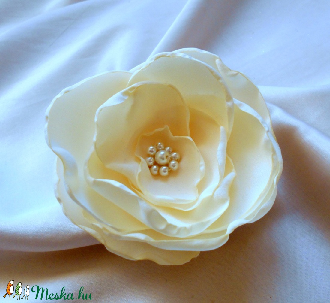 Selyemvirág kitűző (tört fehér)- Meska.hu