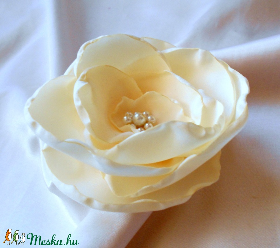 Selyemvirág kitűző (tört fehér)- Meska.hu