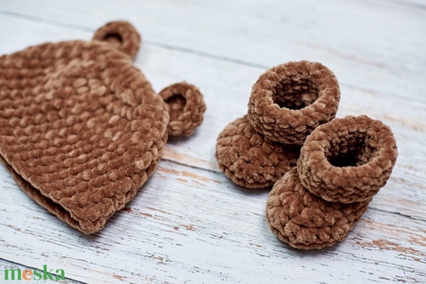 Pihe-puha horgolt babaköszöntő SZETT, macifüles sapka, babacipő- Meska.hu
