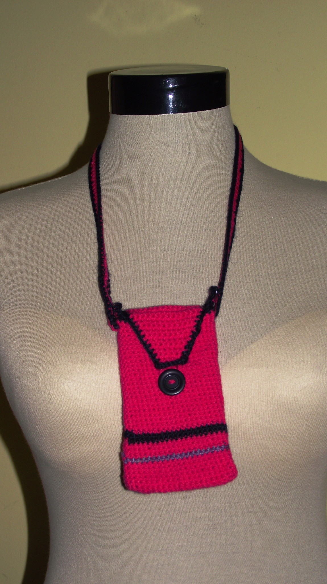 Gombos telefon tartó, nyakba is akasztható - Amigurumi technikával ...